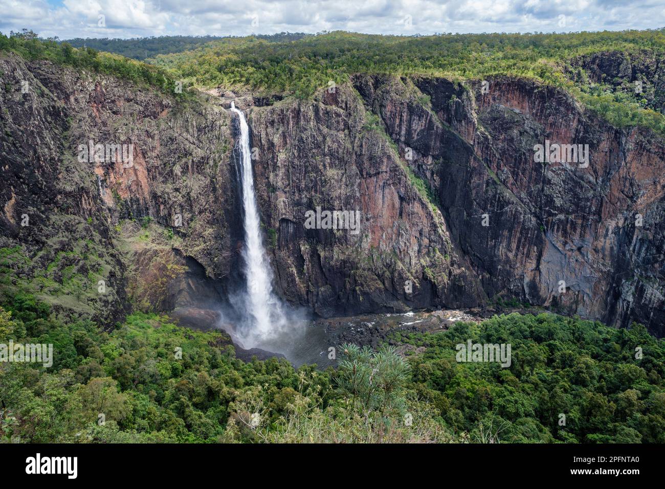 The highest single drop waterfall in Australia - Wallaman Falls ...