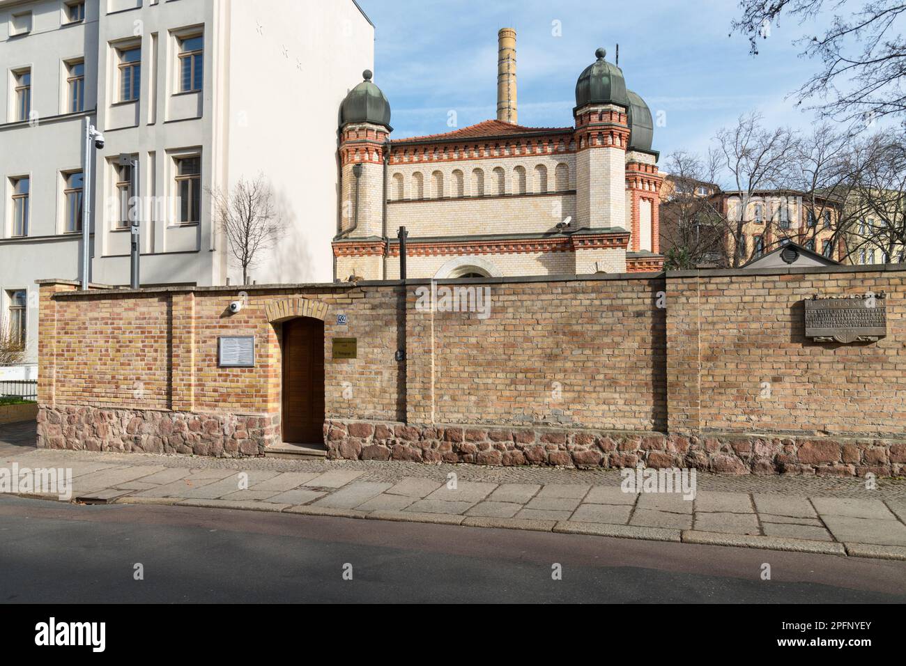 Synagoge und Portal mit Gedenktafel in Halle Saale Deutschland Stock ...