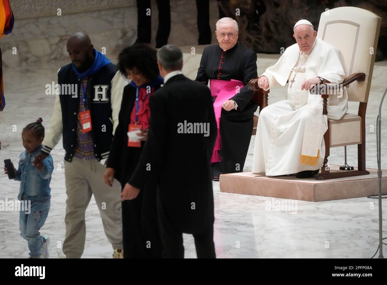 Pope Francis meets with refugee families in the Paul VI hall at the ...