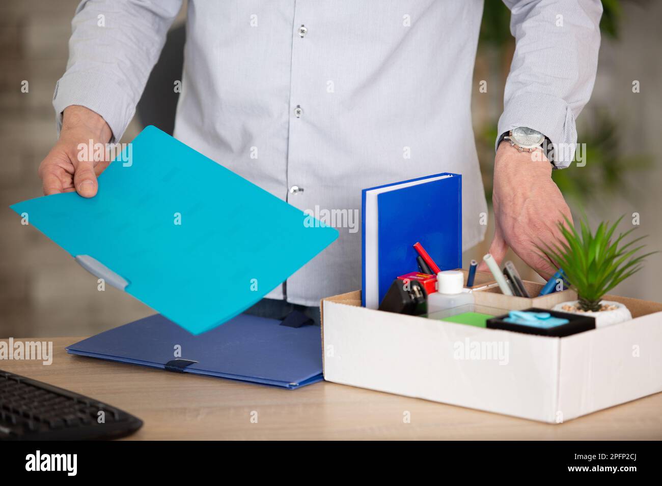 Businessman box desk stuff hi-res stock photography and images - Alamy