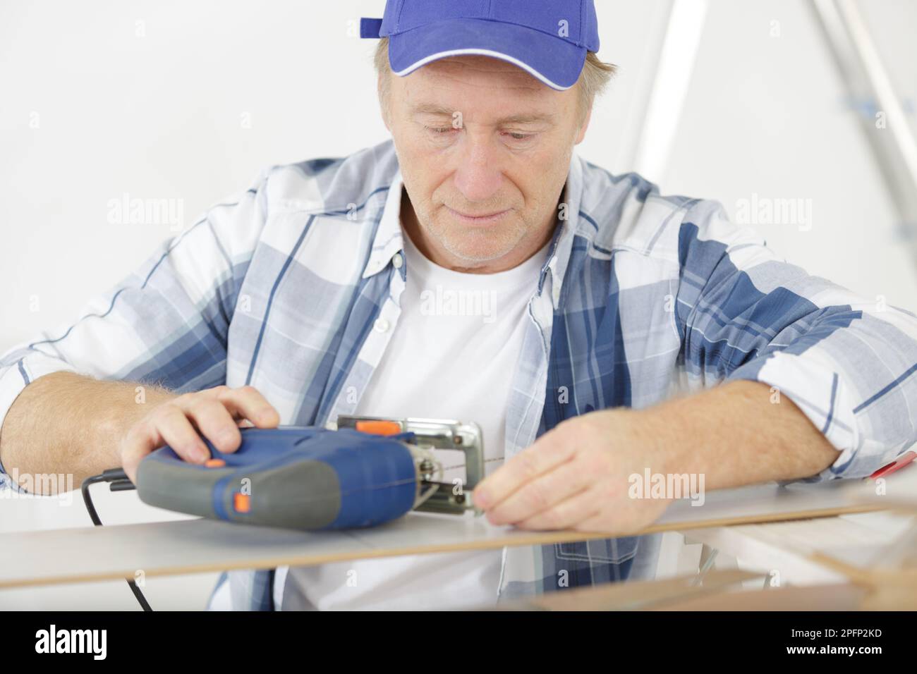 man fixing the blade in an electric jigsaw tool Stock Photo - Alamy