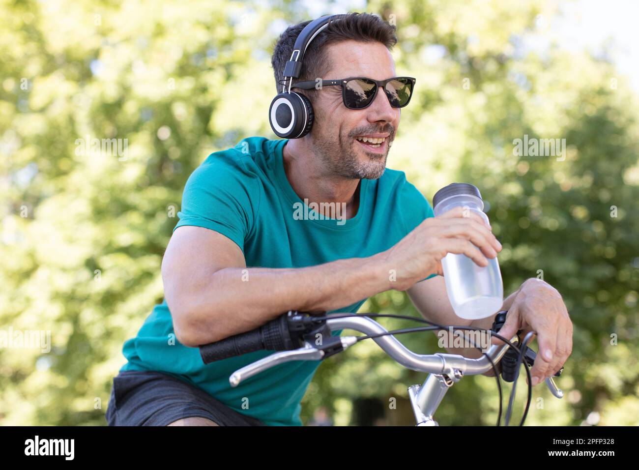 Man drinking water mountain biking hi-res stock photography and images ...