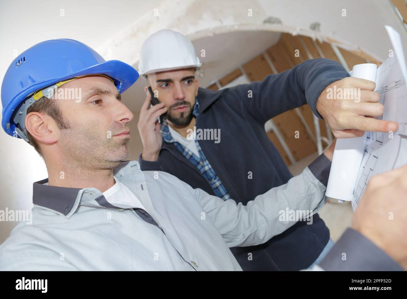 portrait of builders with construction plan Stock Photo - Alamy