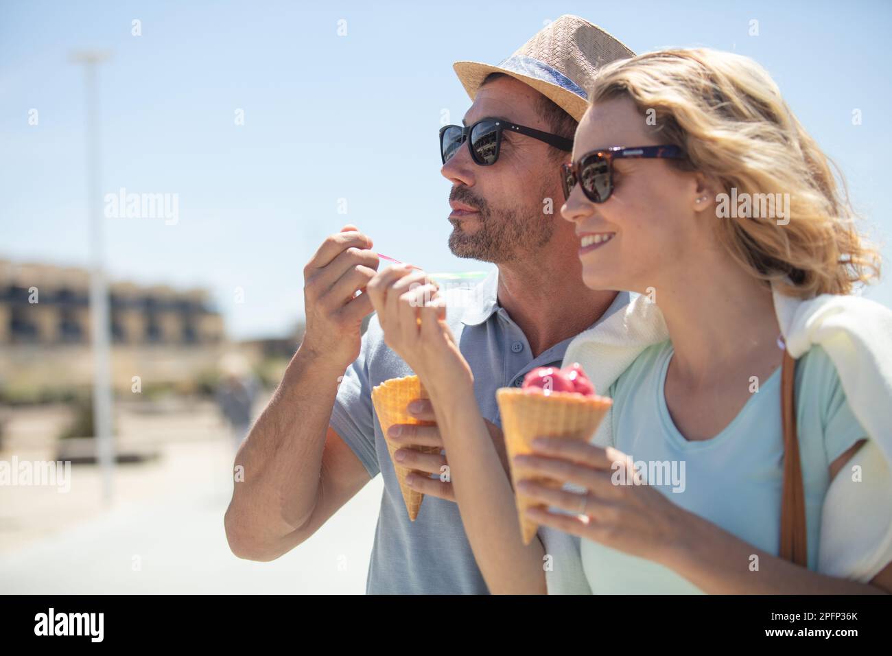 romantic couple eating ice cream at park Stock Photo - Alamy