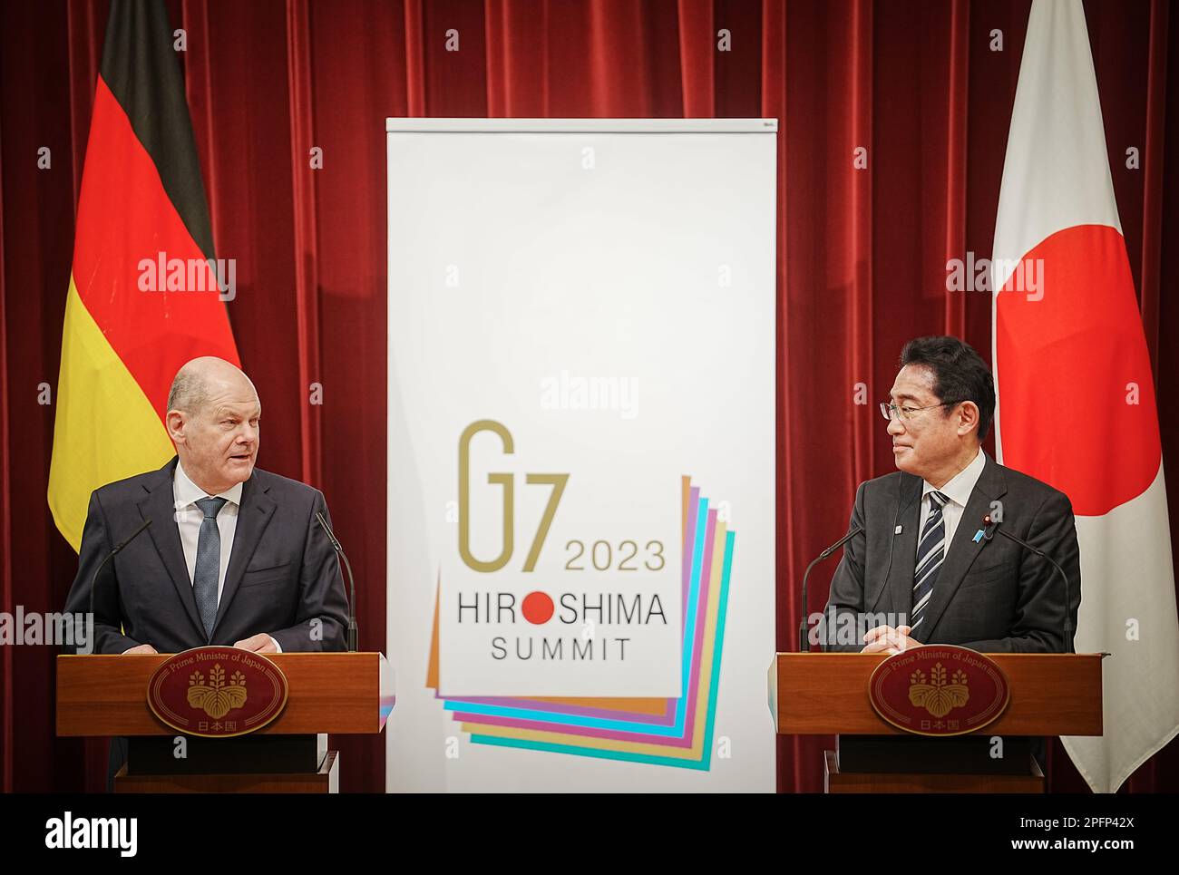 Tokio, Japan. 18th Mar, 2023. German Chancellor Olaf Scholz (l, SPD ...
