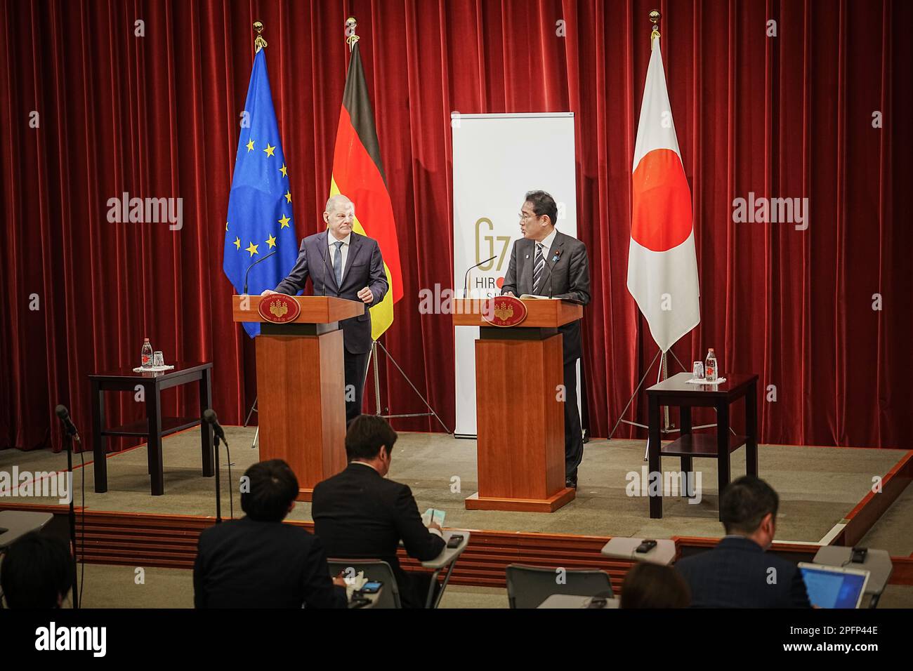 Tokio, Japan. 18th Mar, 2023. German Chancellor Olaf Scholz (l, SPD ...