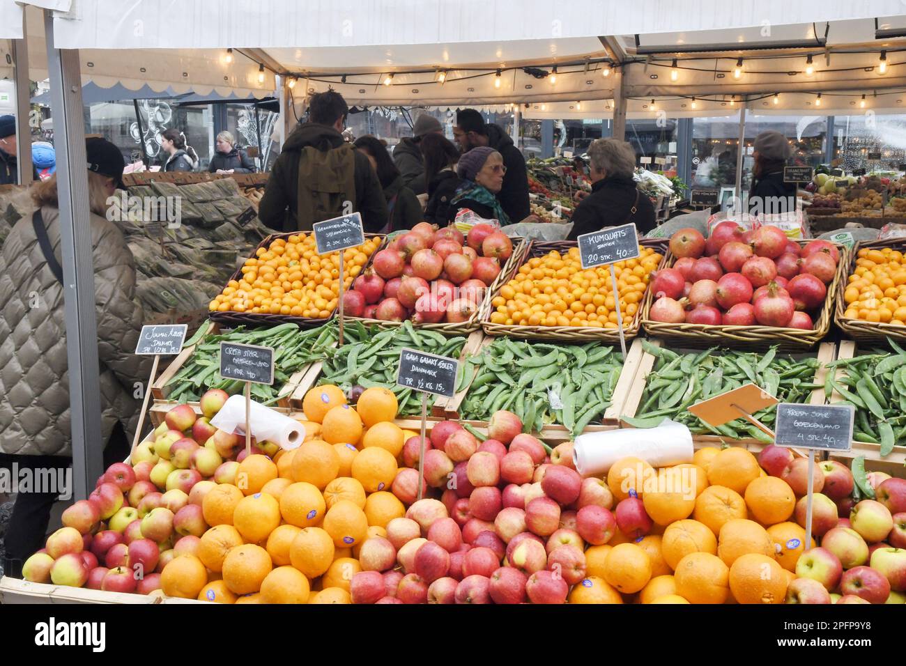 Fuit and vegetable shop hi-res stock photography and images - Alamy