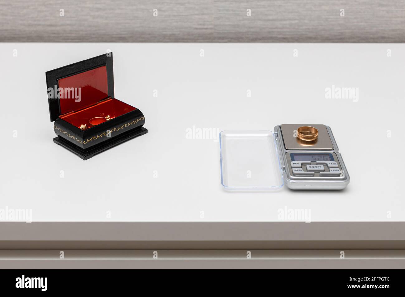 Scale with gold jewelry hi-res stock photography and images - Alamy