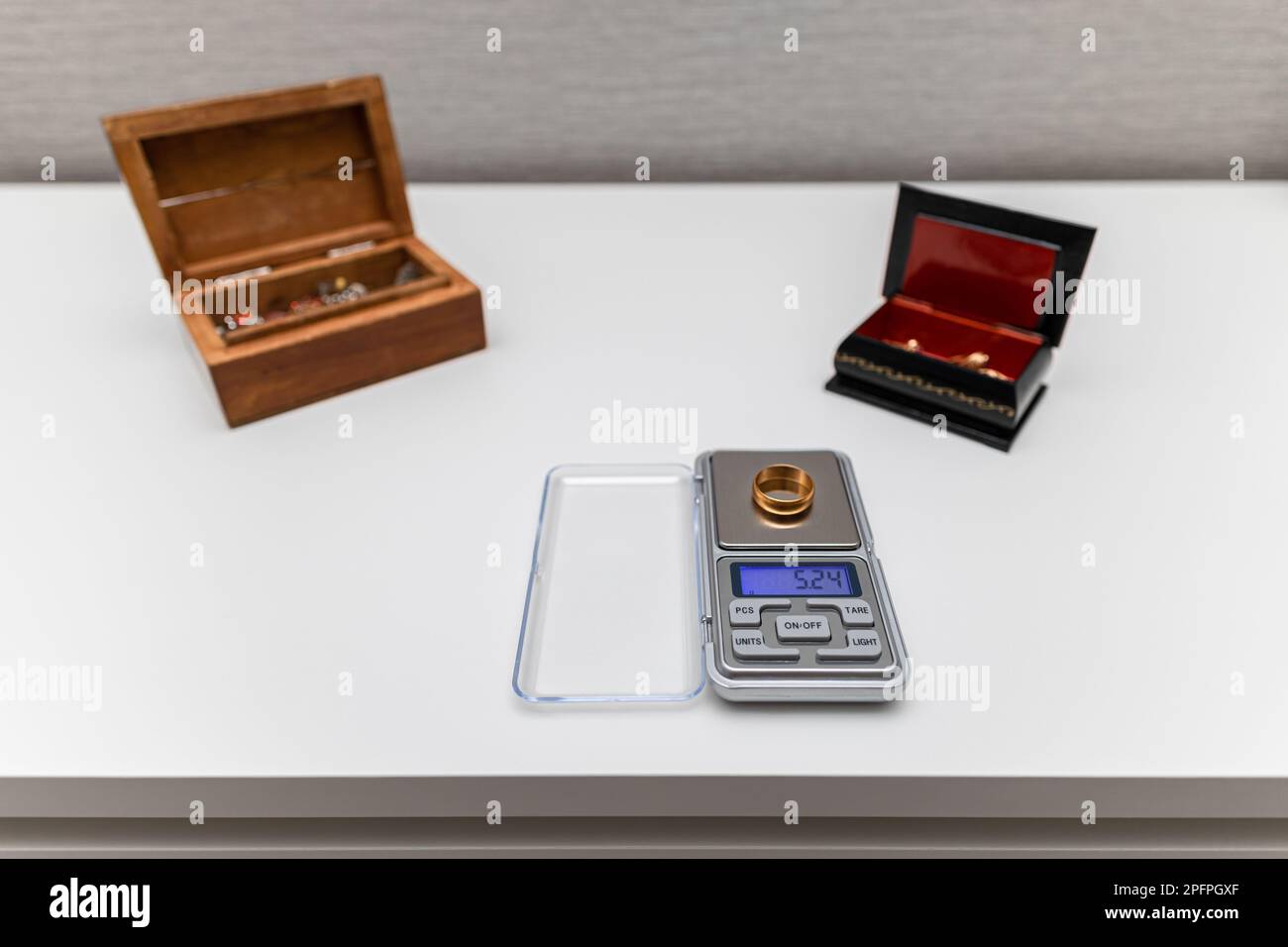 Scale with gold jewelry hi-res stock photography and images - Alamy