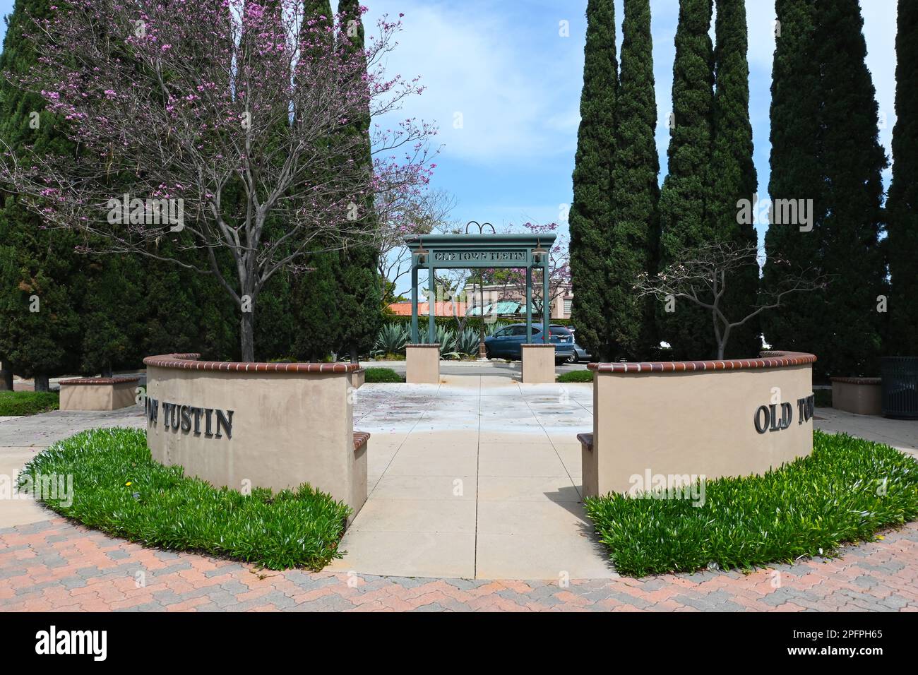 TUSTIN, CALIFORNIA - 17 MAR 2023: Small plaza at the corner of Main ...