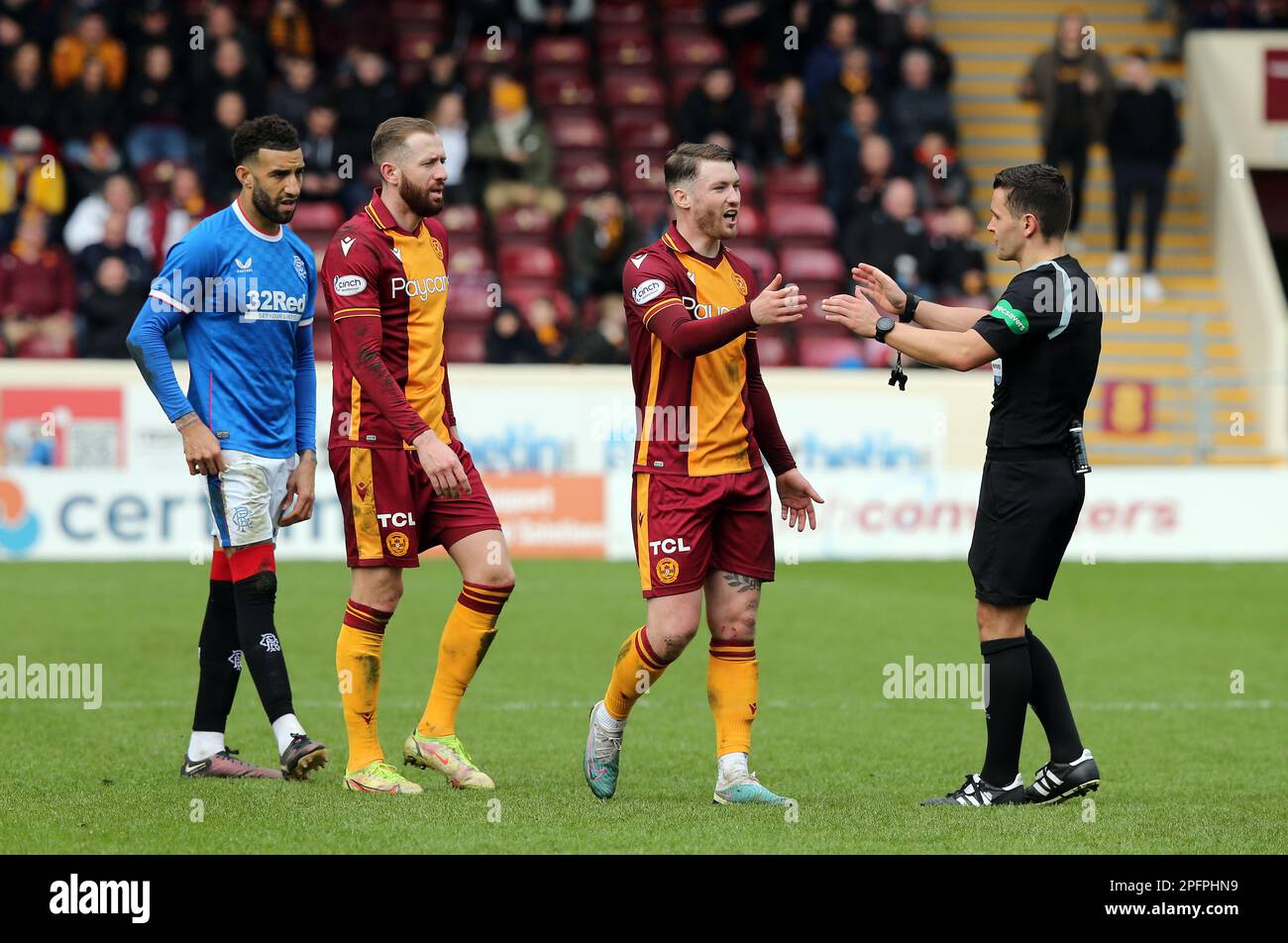 Nick walsh referee hi-res stock photography and images - Alamy