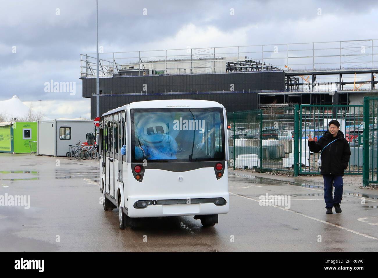 Emirates fa cup bus hi-res stock photography and images - Alamy
