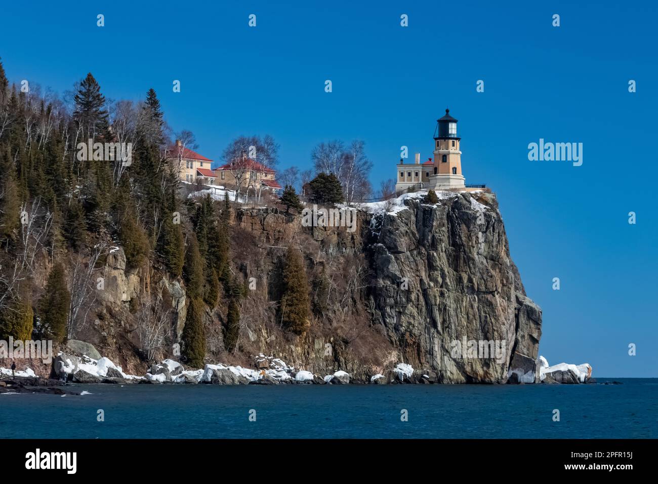 The dramatic setting of Split Rock Lighthouse on Lake Superior ...