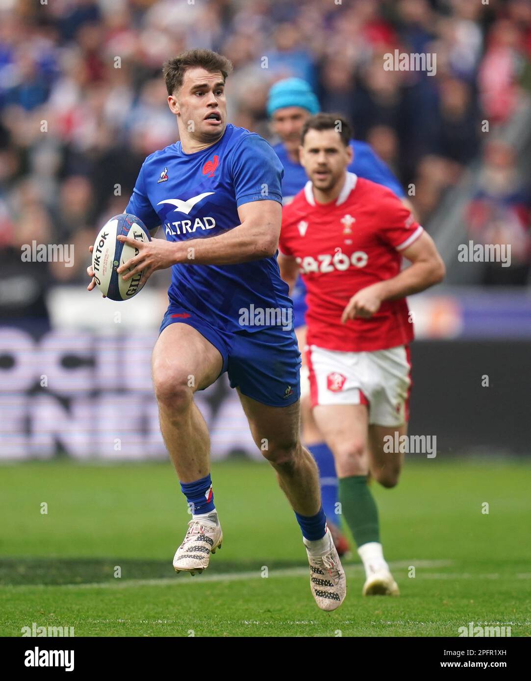 France's Damian Penaud (left) makes a break during the Guinness Six ...