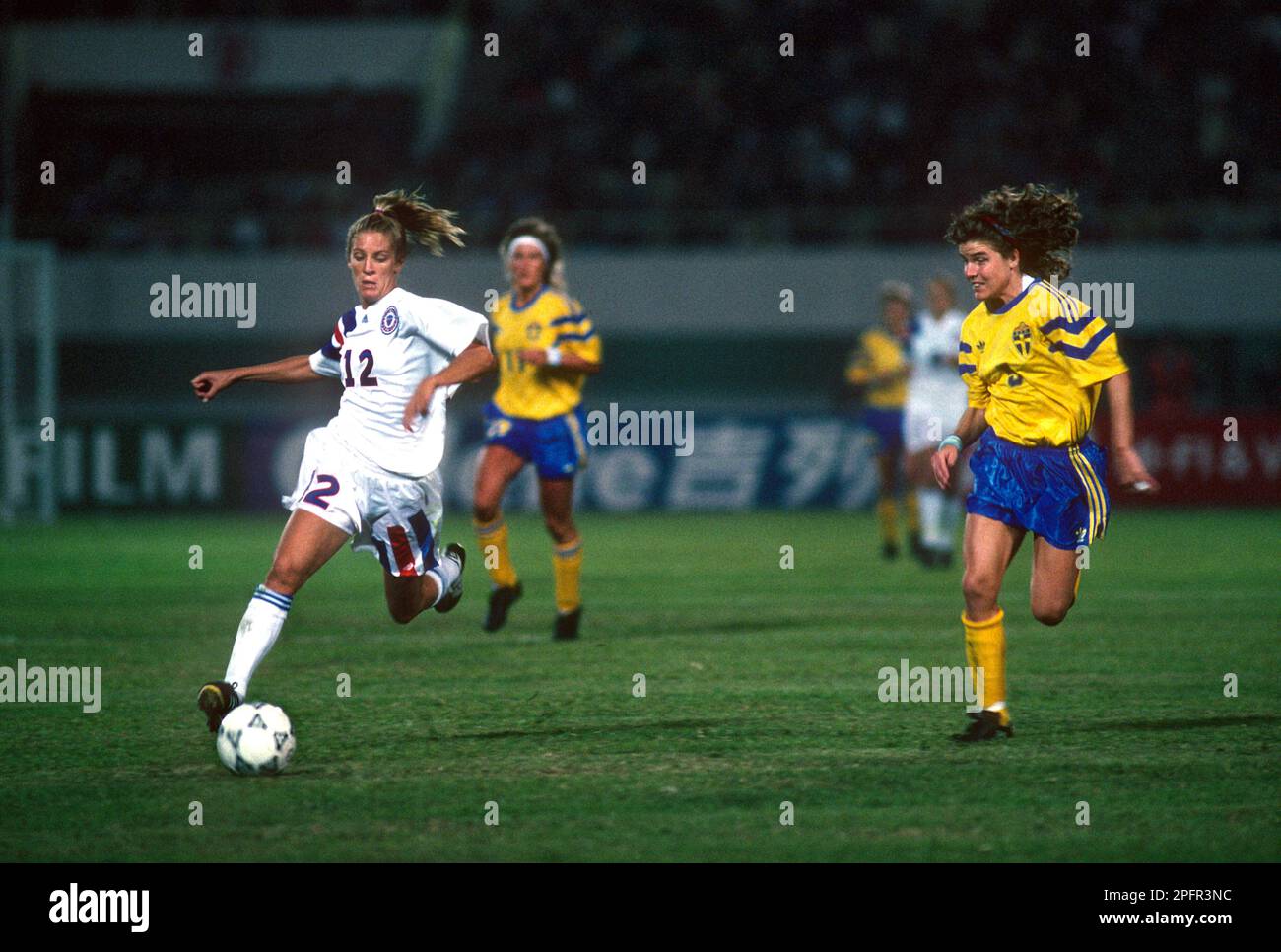 Carin Jennings (USA) presses the Swedish defense in the US's 3-2 group ...