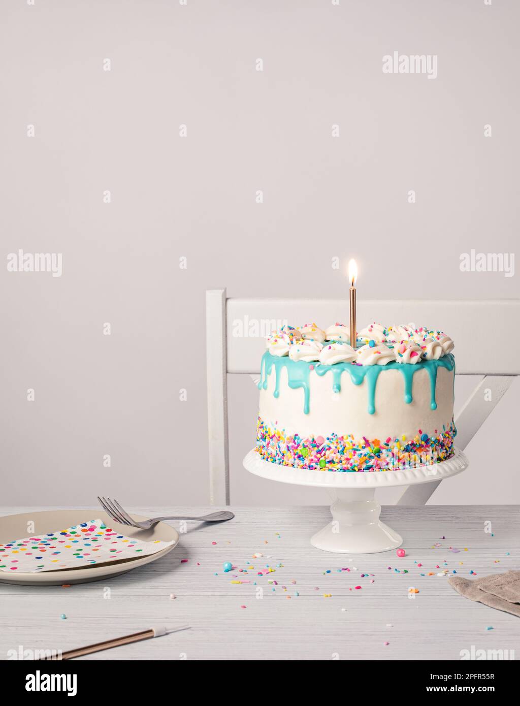 White napkin gold happy hi-res stock photography and images - Alamy