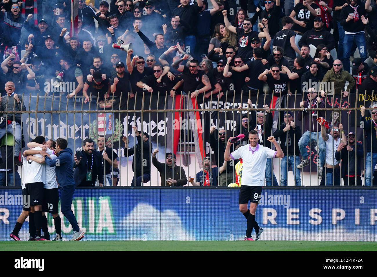 Daniel Ciofani (US Cremonese) celebrates his goal during the Italian ...