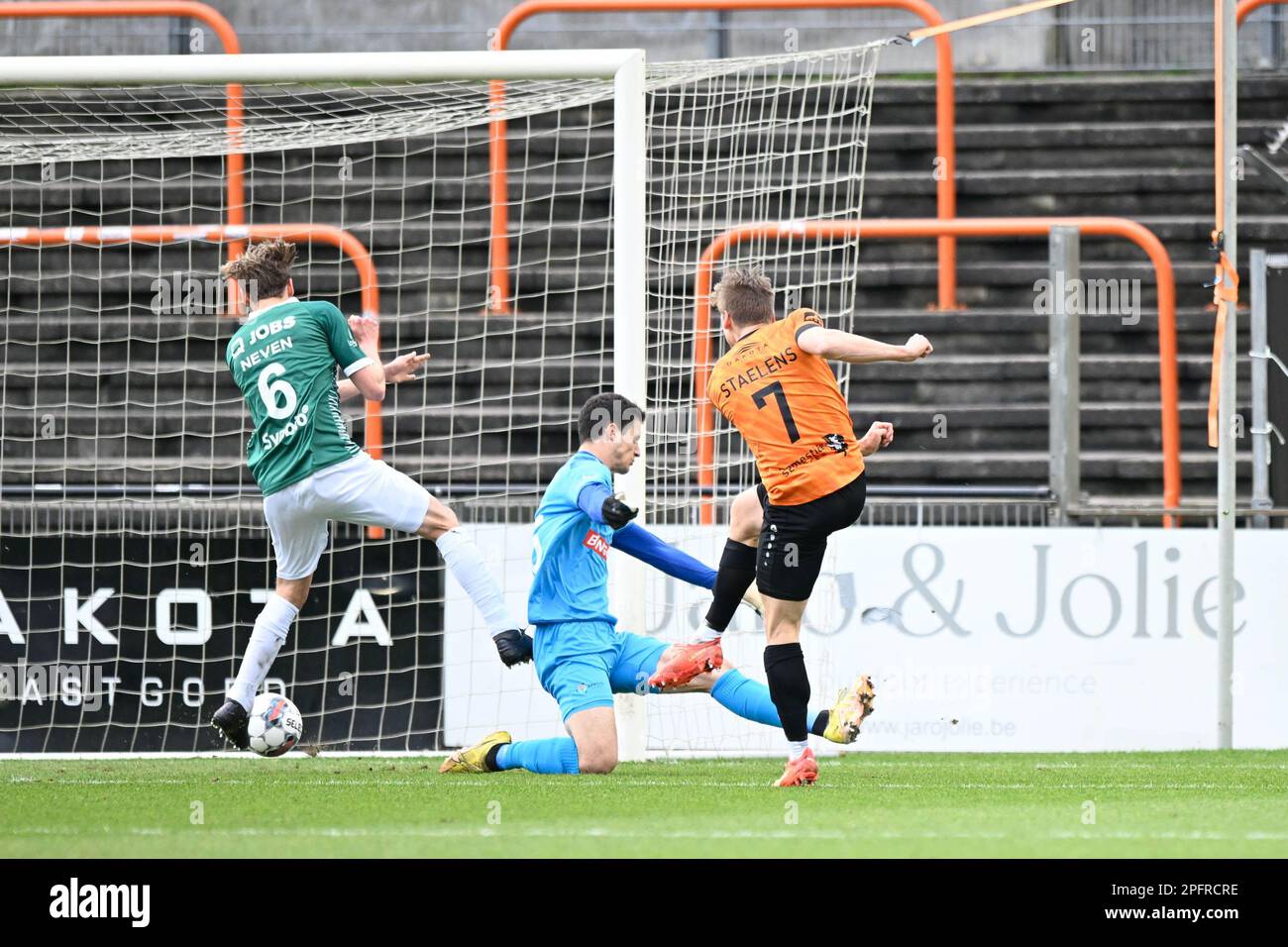 Deinze's Alessio Staelens scores 1-0 during a soccer match between KMSK ...