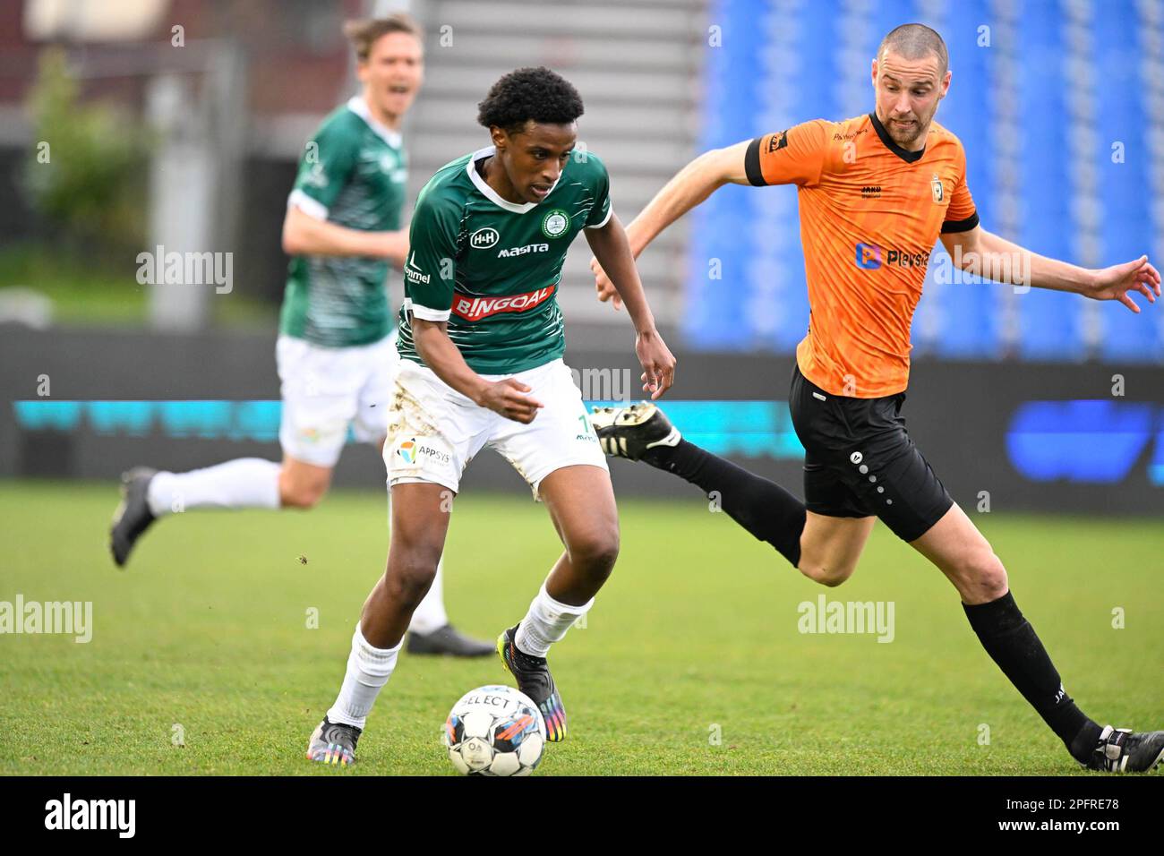 Lommel's Amar Fatah and Deinze's Kenneth Schuermans fight for the ball ...