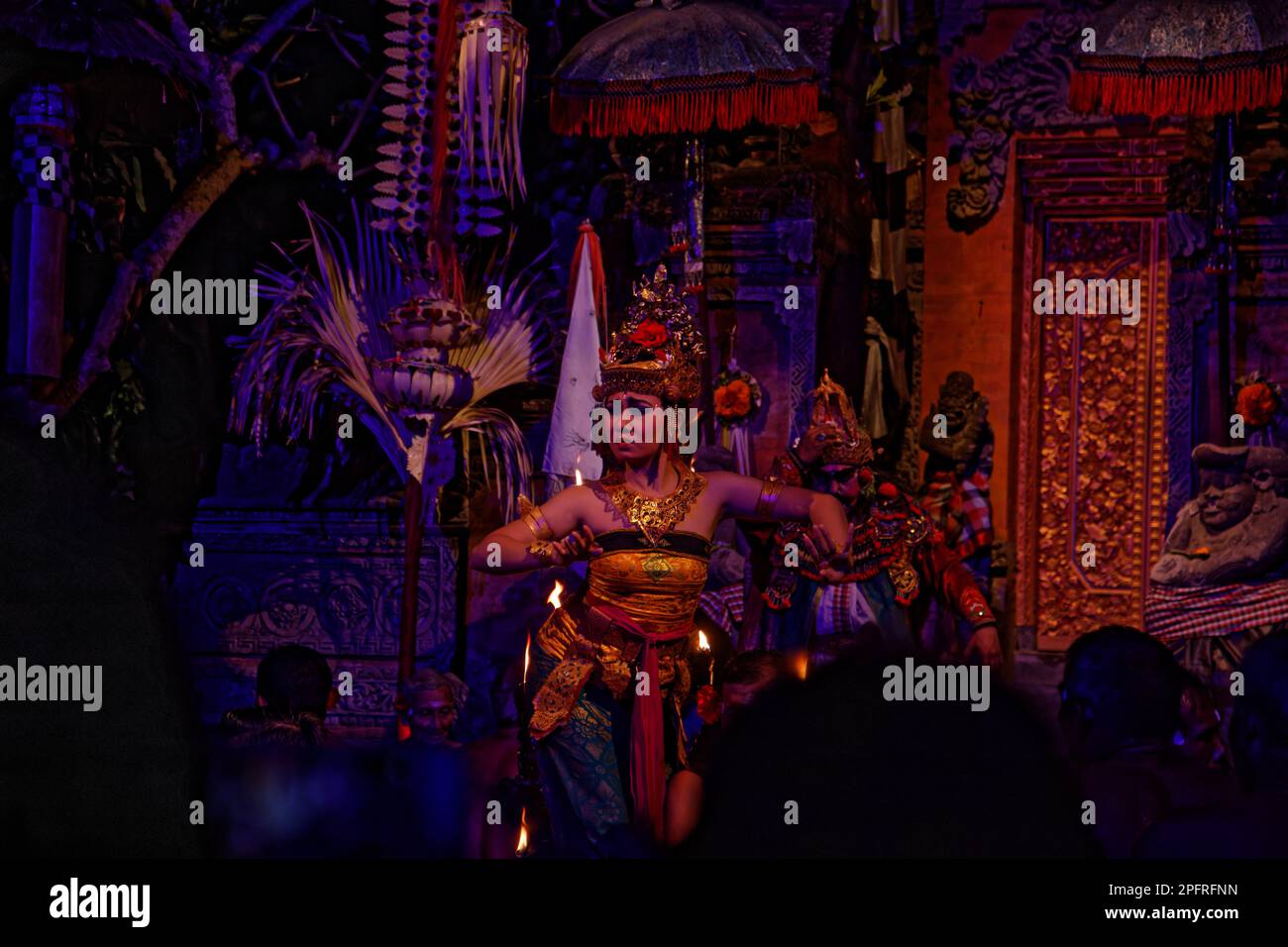 Balinese performers play the traditional Kecak dance Stock Photo - Alamy