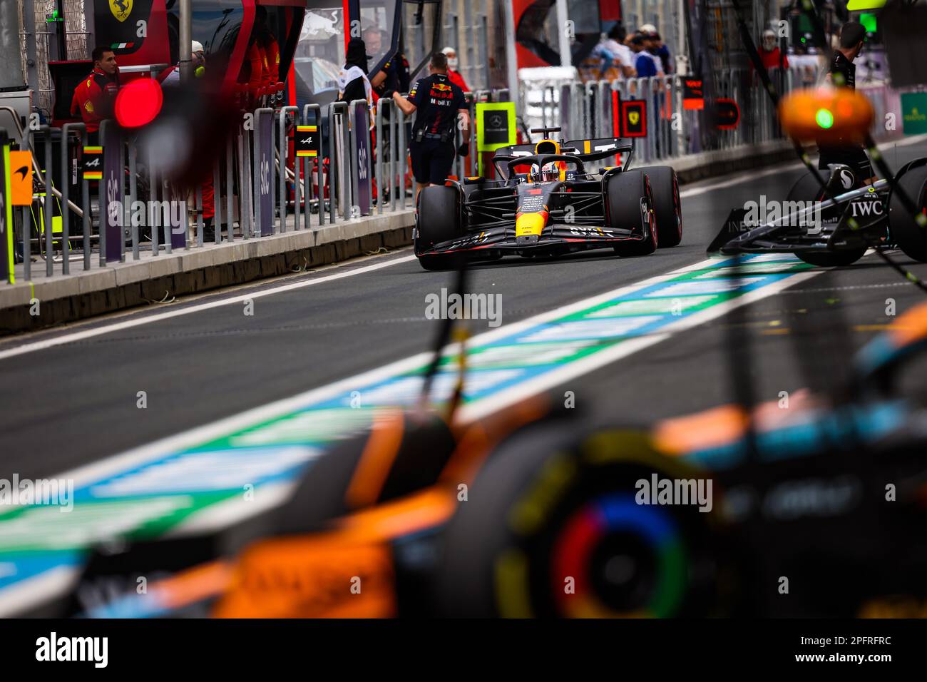 01 VERSTAPPEN Max (nld), Red Bull Racing RB19, action pitlane during ...