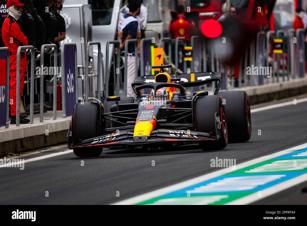 01 VERSTAPPEN Max (nld), Red Bull Racing RB19, action pitlane during ...