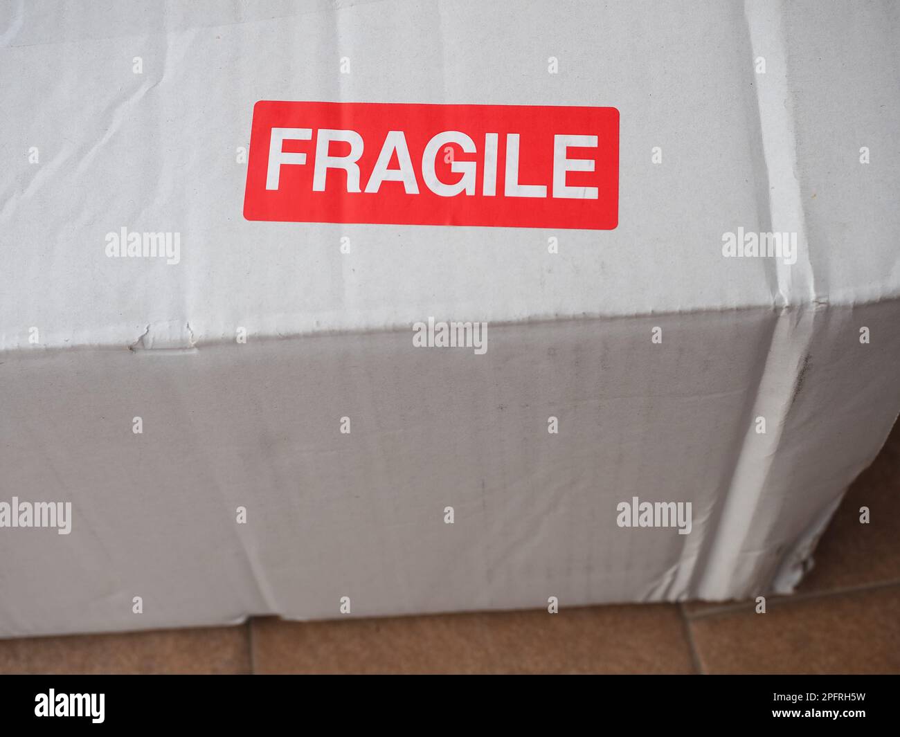 fragile warning sign label tag on a cardboard box Stock Photo - Alamy
