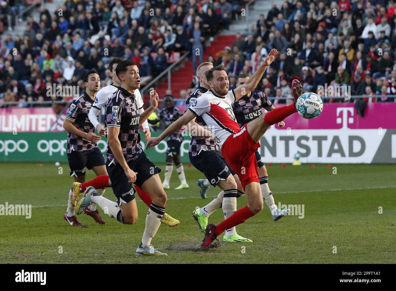 UTRECHT - (l-r) Jay Idzes of Go Ahead Eagles, Isac Lidberg of Go Ahead ...