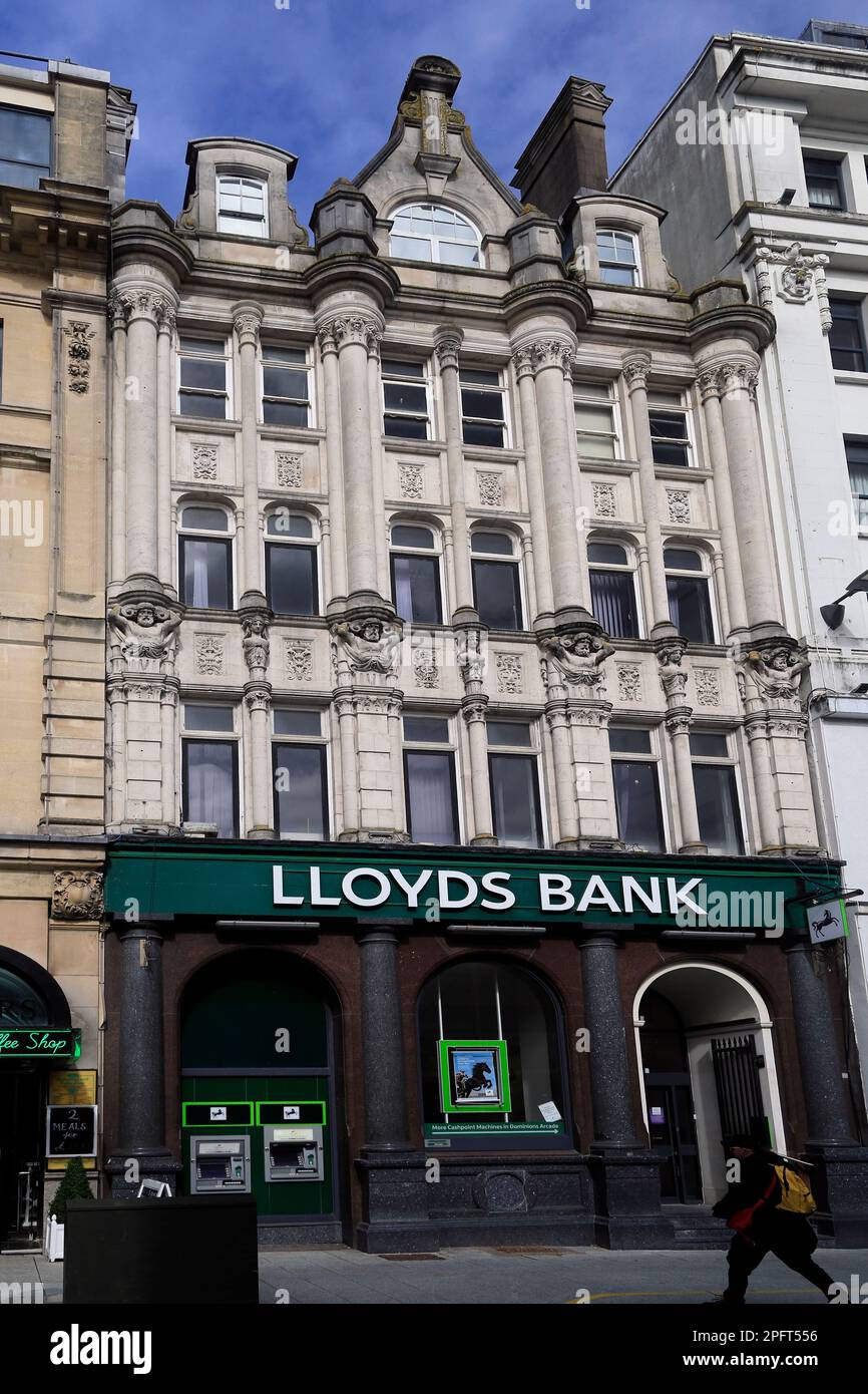 Bank frontage hi-res stock photography and images - Alamy