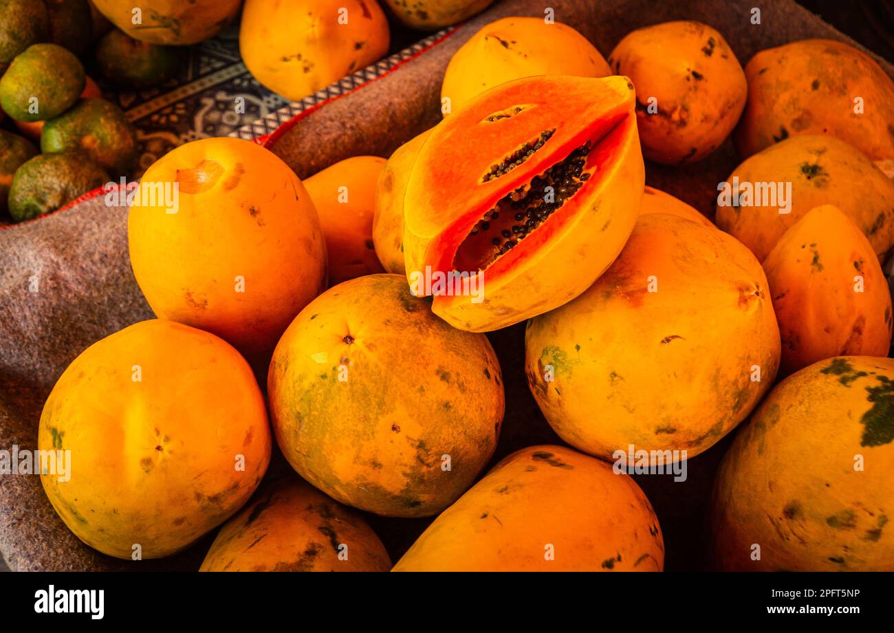Papaya for sale hi-res stock photography and images - Alamy