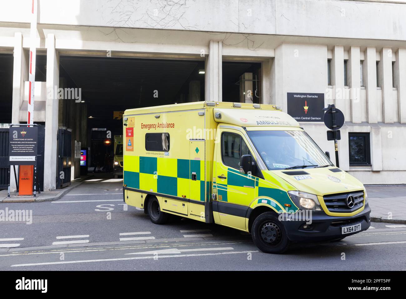 London ambaulance hi-res stock photography and images - Alamy