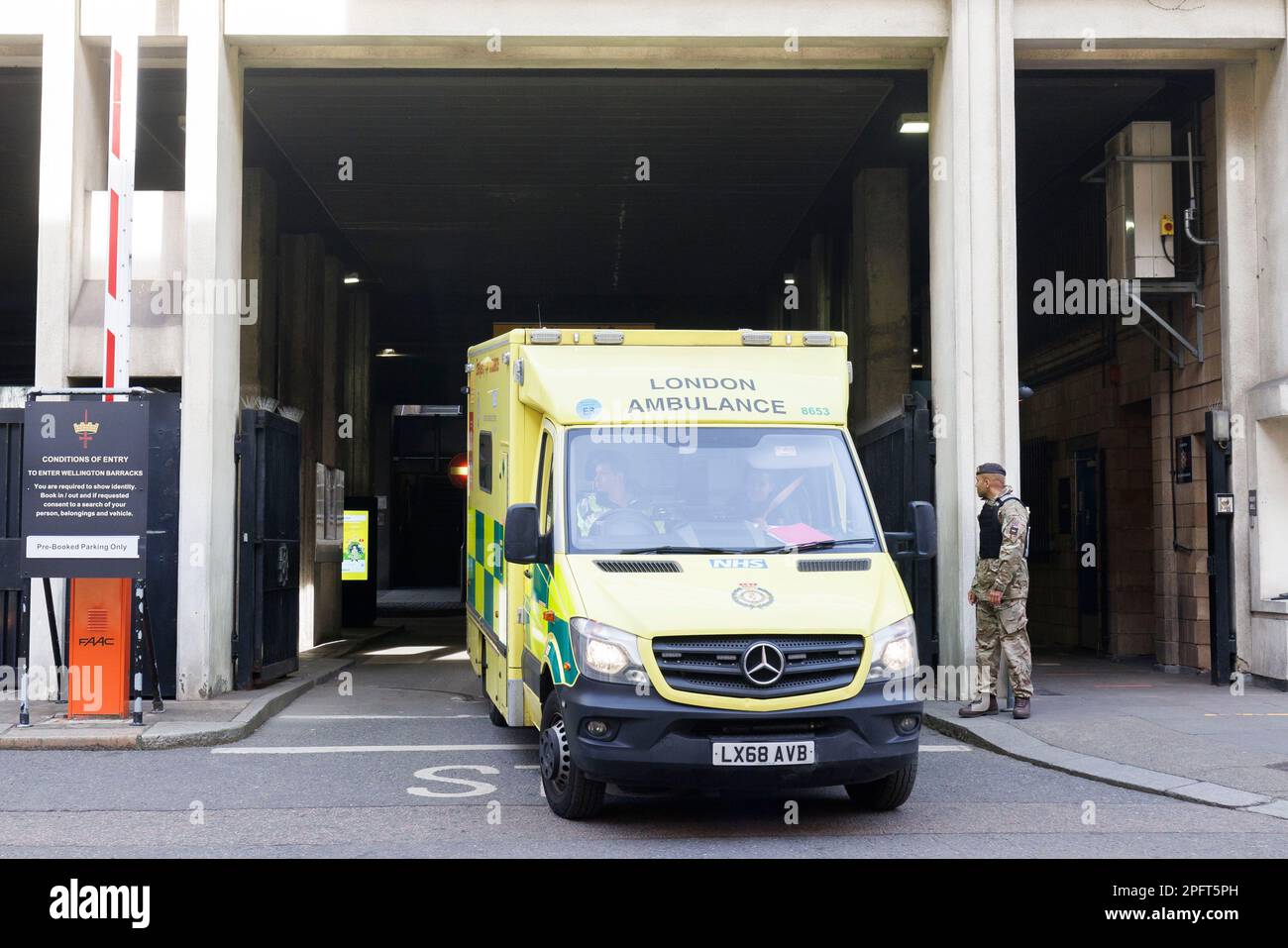 Ambulance workers from gmb hi-res stock photography and images - Alamy