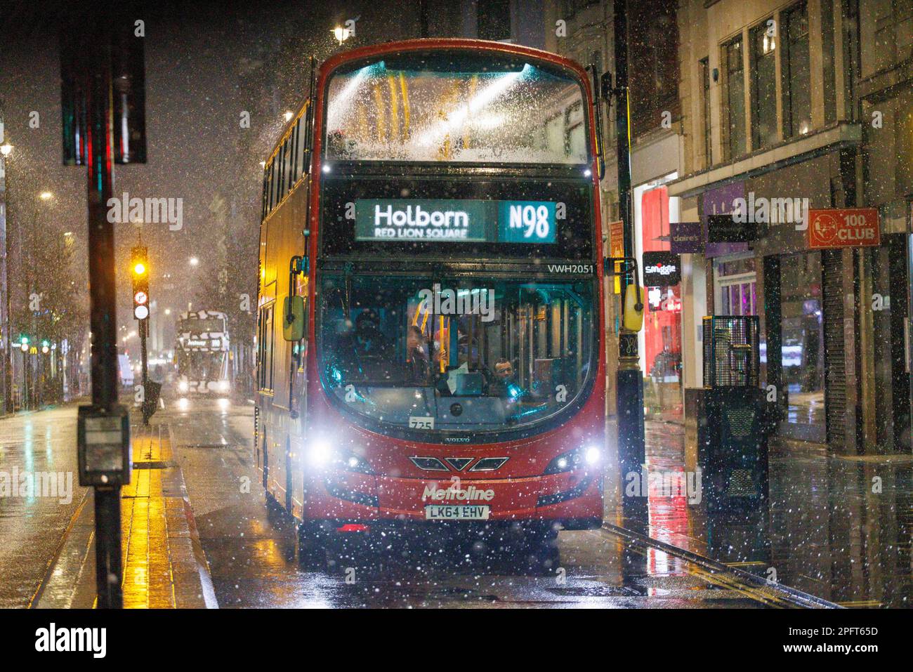 Bus in snow hi-res stock photography and images - Alamy