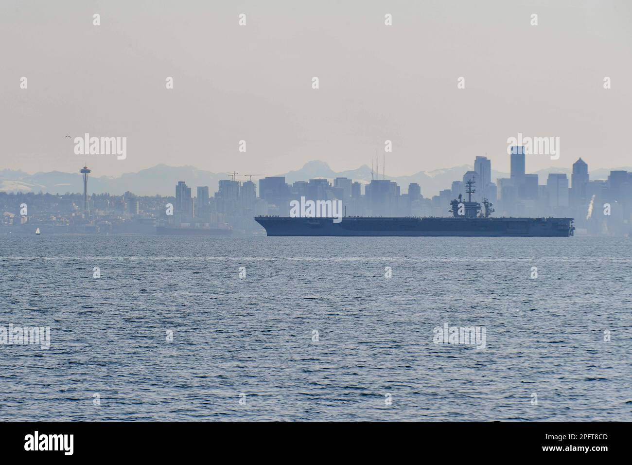 The Nimitz-class aircraft carrier USS Theodore Roosevelt (CVN 71 ...