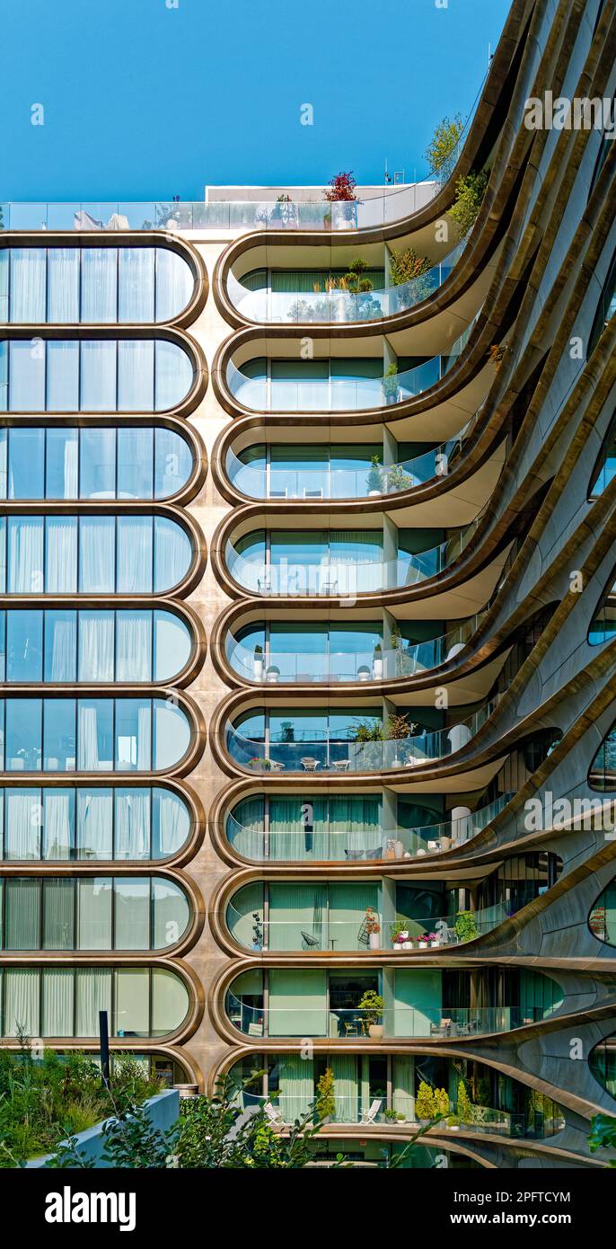 Modern Curved Office Building Stock Photo - Alamy