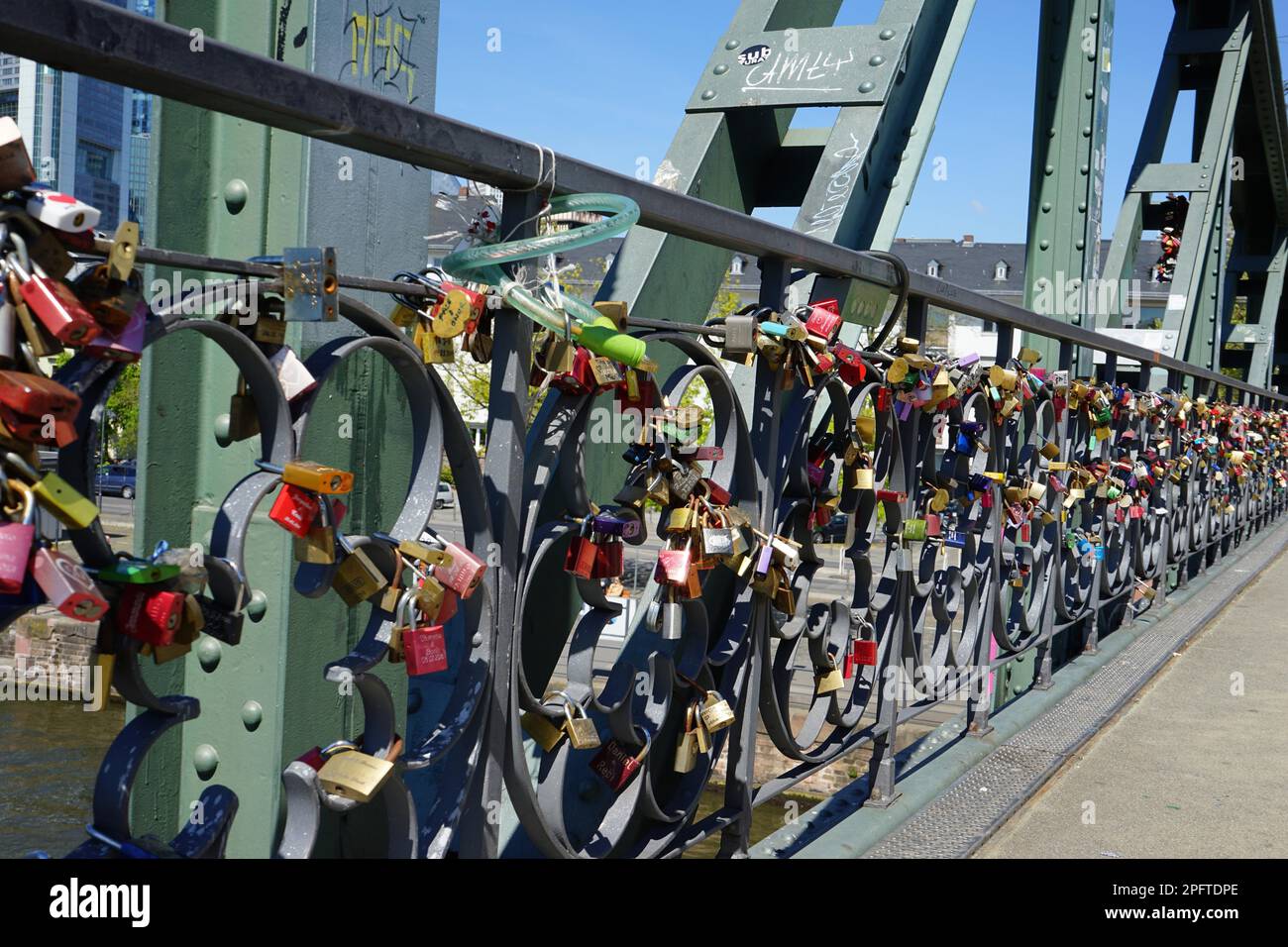 Love locks, Eiserner Steg, Main, city centre, Frankfurt, Germany Stock ...