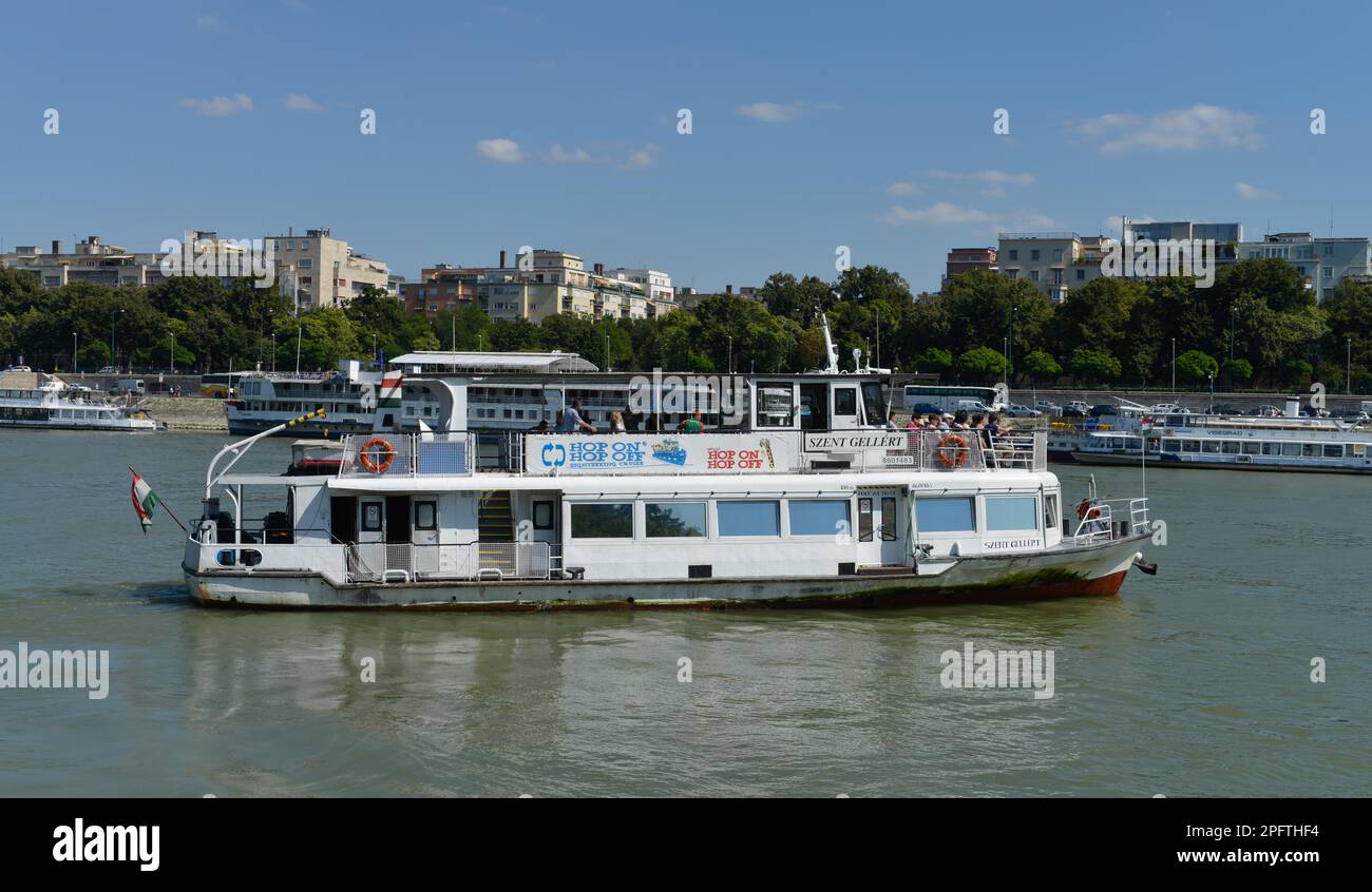 Budapest boat transport hi-res stock photography and images - Alamy