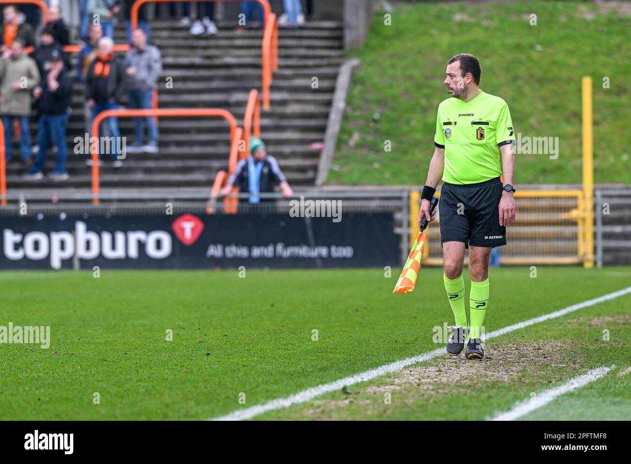 assistant referee Tom Vanpoucke pictured during a soccer game between KMSK Deinze and SK Lommel ...