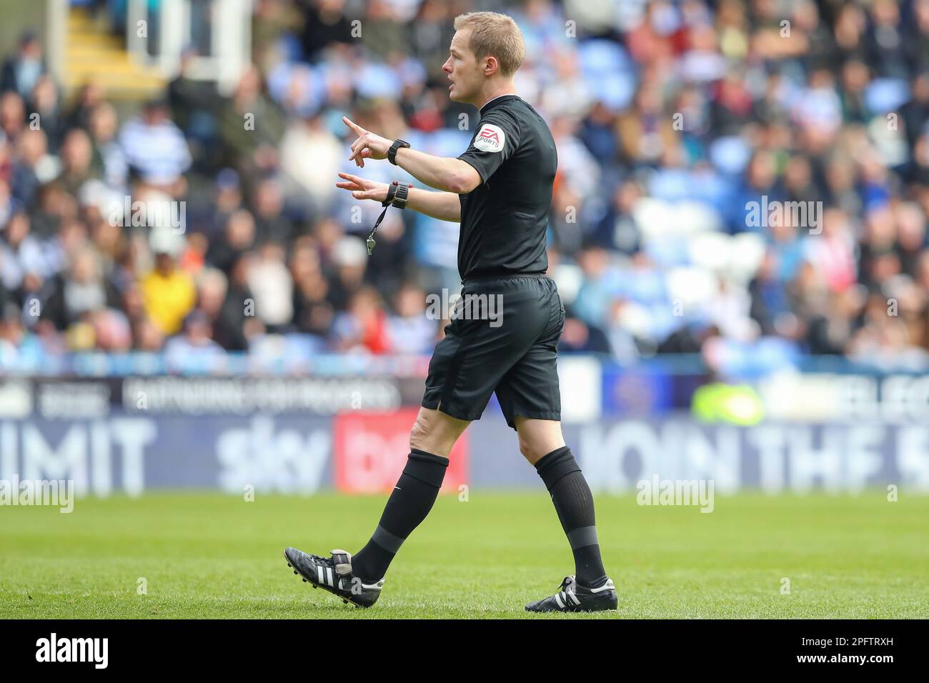referee Gavin Ward during the Sky Bet Championship match Reading vs ...