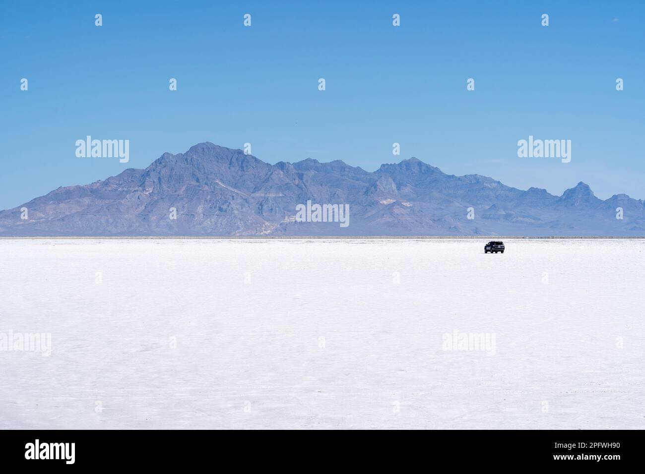 A car parked on the Bonneville Salt Flats Stock Photo - Alamy