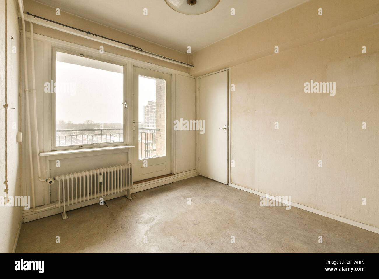 an empty room with no one on the wall or floor, but it's in need of ...