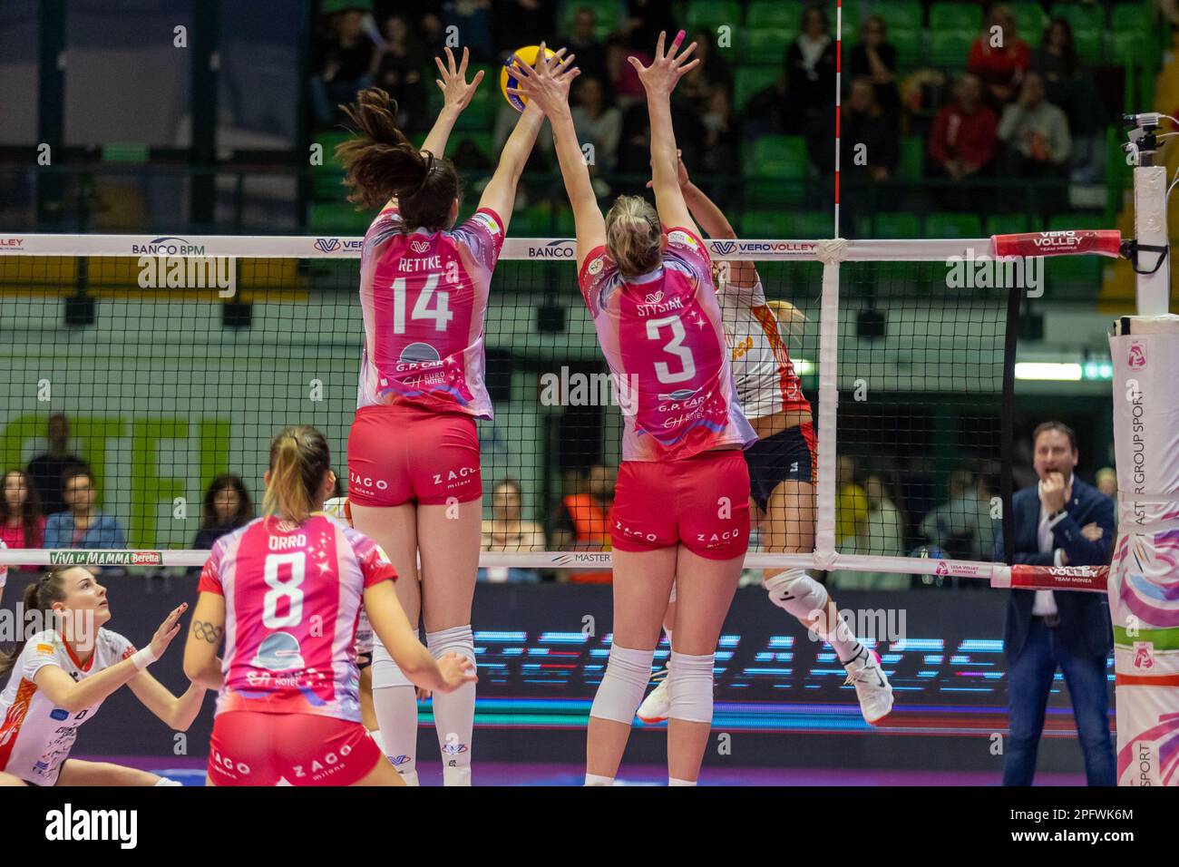 Monster block of Magdalena Stysiak and Dana Rettke (Vero Volley Milano ...