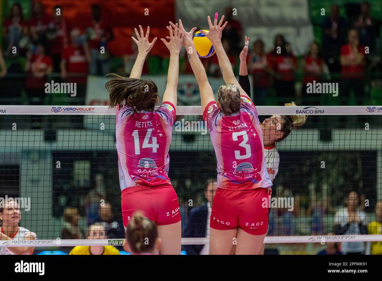 Monster block of Magdalena Stysiak and Dana Rettke (Vero Volley Milano ...