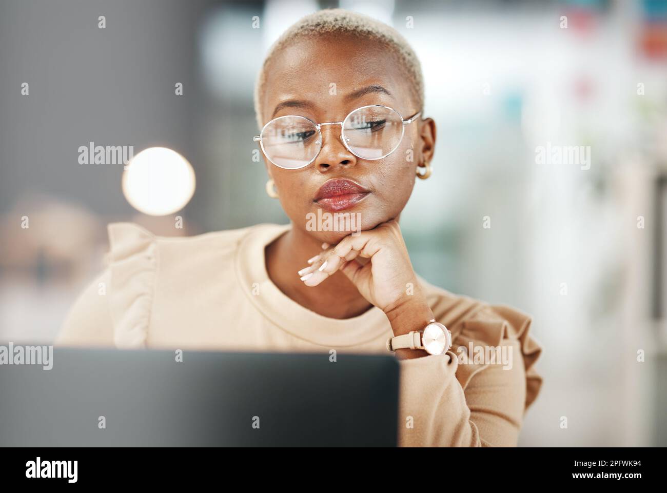 Black woman reading newspaper hi-res stock photography and images - Alamy