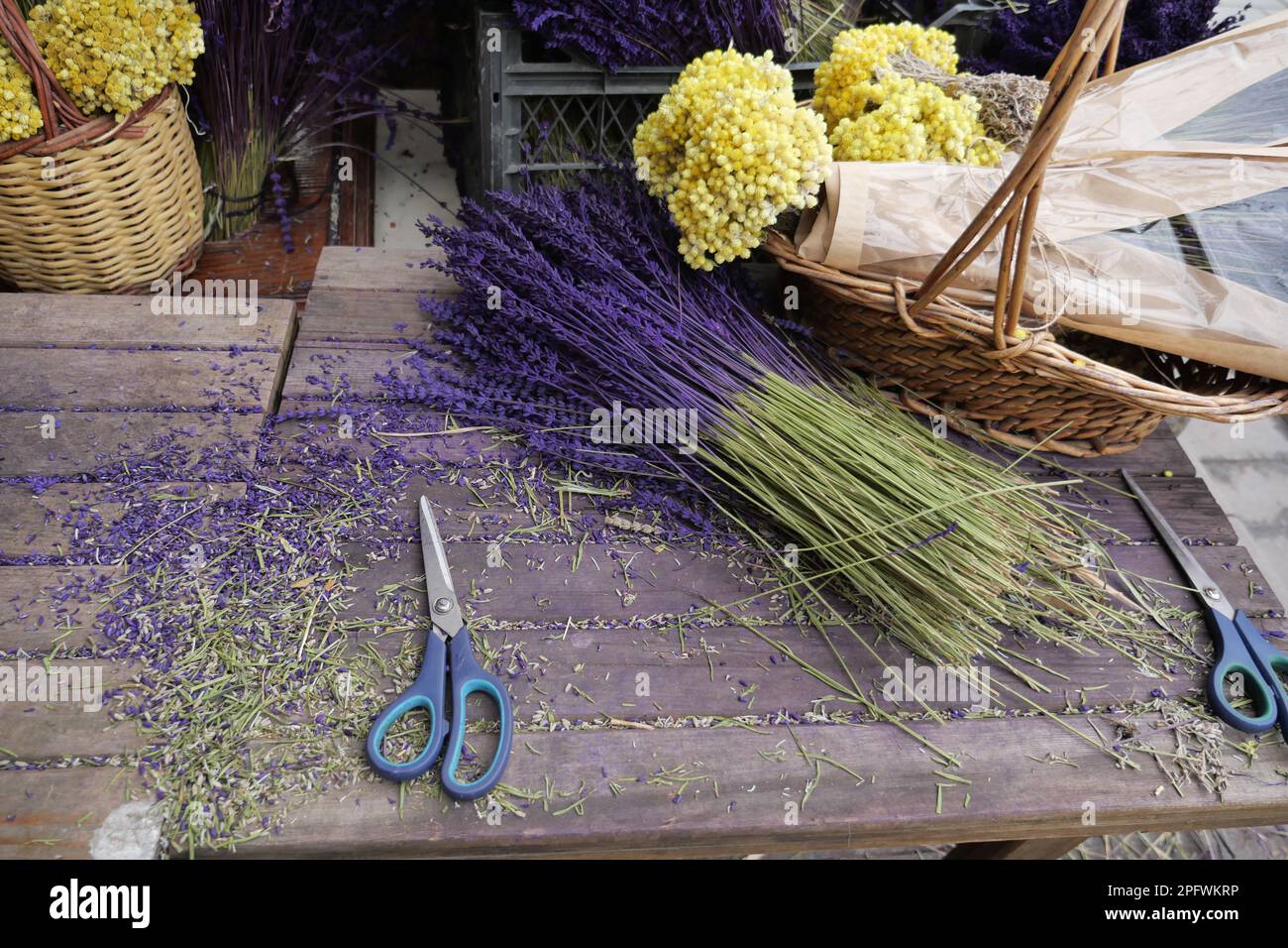 Garden lavender table hi-res stock photography and images - Alamy