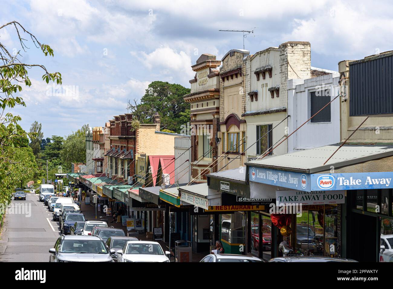 Cars parked on either side of the Leura Mall in the summer Stock Photo ...