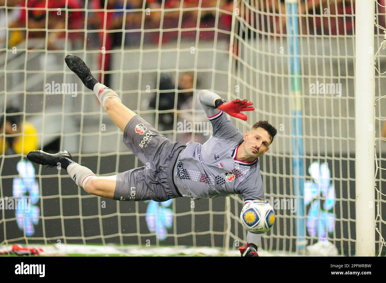 SÃO LOURENÇO DA MATA, PE - 18.03.2023: SPORT X SANTA CRUZ - Goalkeeper ...