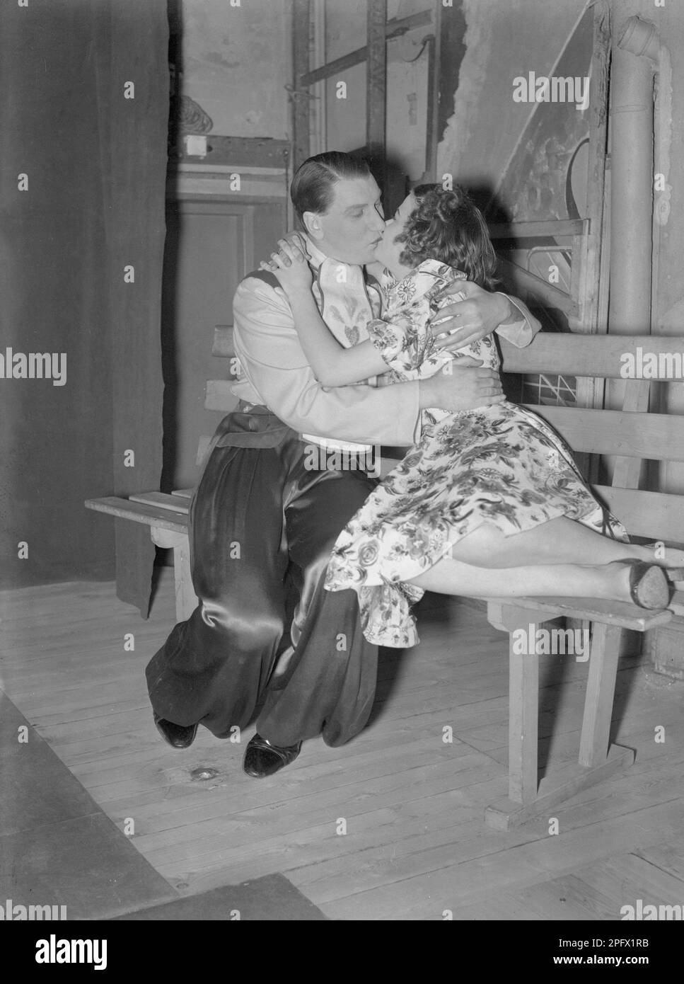 1940s man and woman kissing hi-res stock photography and images - Alamy
