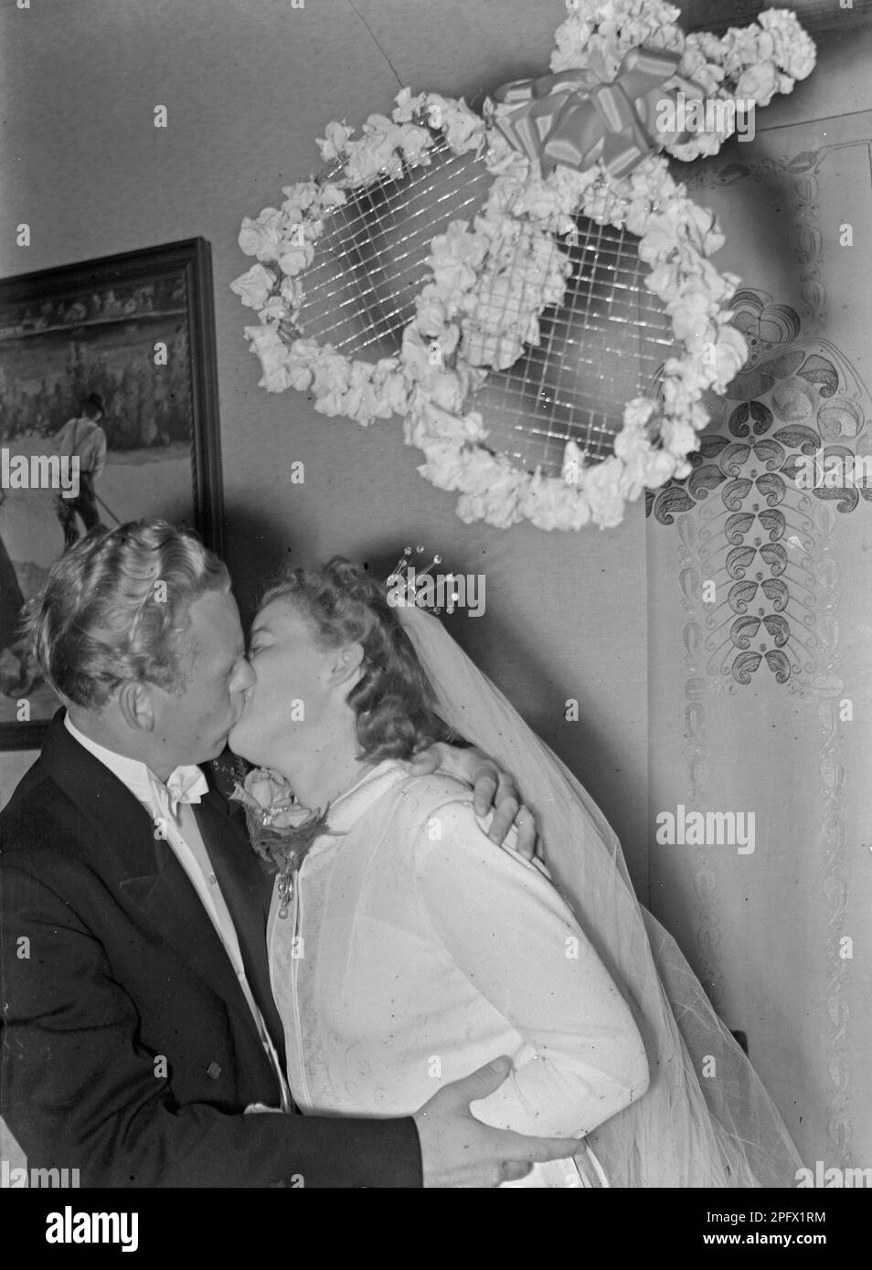 Kissing in the 1940s. Newlyweds couple Rohlsson during a wedding kiss ...