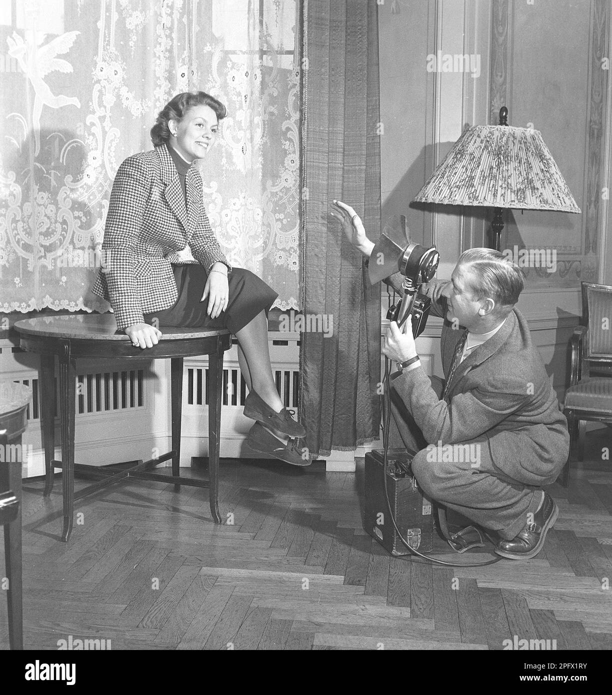 A professional photographer arranges the photo model Haide Göranson so ...